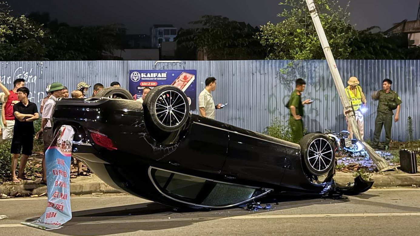 Ảnh TNGT: Mercedes-Benz C-class BKS 30H 02011 lật ngửa sau cú đâm vào cột điện